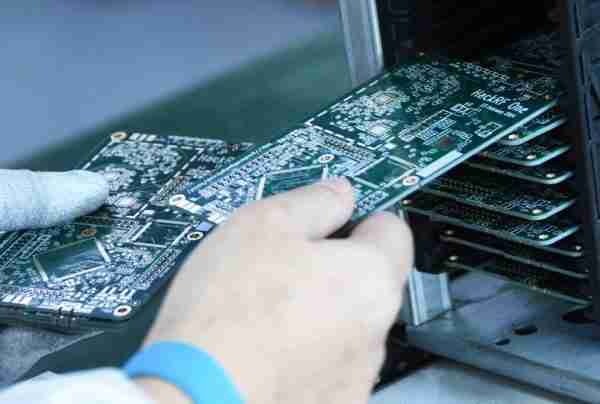 A Complete Guide to PCB Assembly and Manufacturing: Process & Benefit